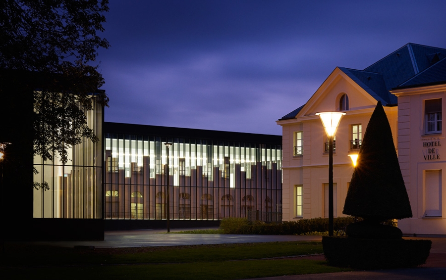 Gymnasium and Town Hall esplanade. Chelles, France. LAN Architecture